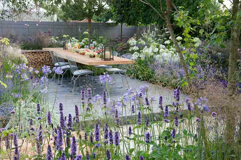 A Lovely Contemporary Garden Idea