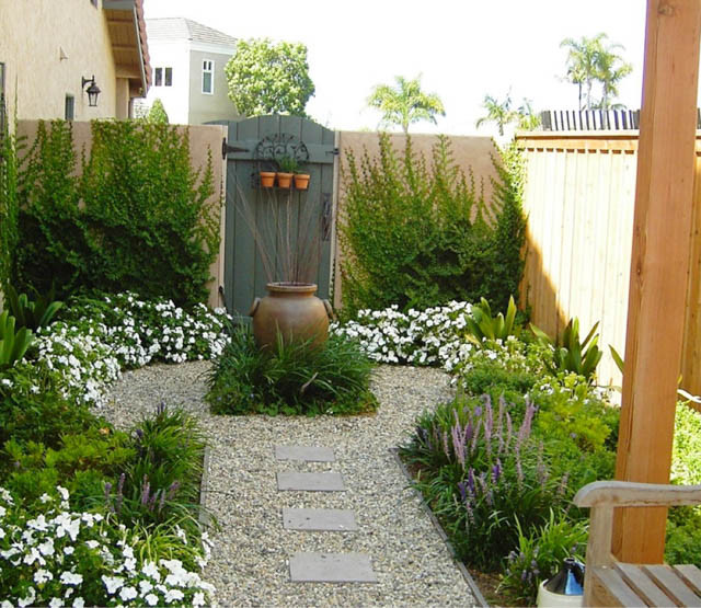 A Charming Gravel Garden - Debora Carl landscape Design