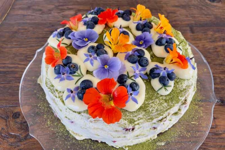 Edible Flowers for Cakes: Adding Natural Beauty to Desserts