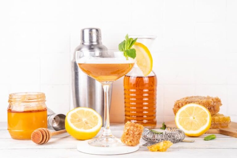 Lemon (Citrus x limon): Health Benefits, Uses, Growing Tips