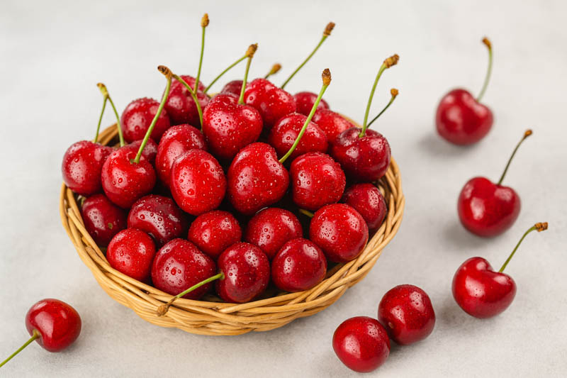 Best Sweet Cherry Varieties: Flavor, Season & Pollination